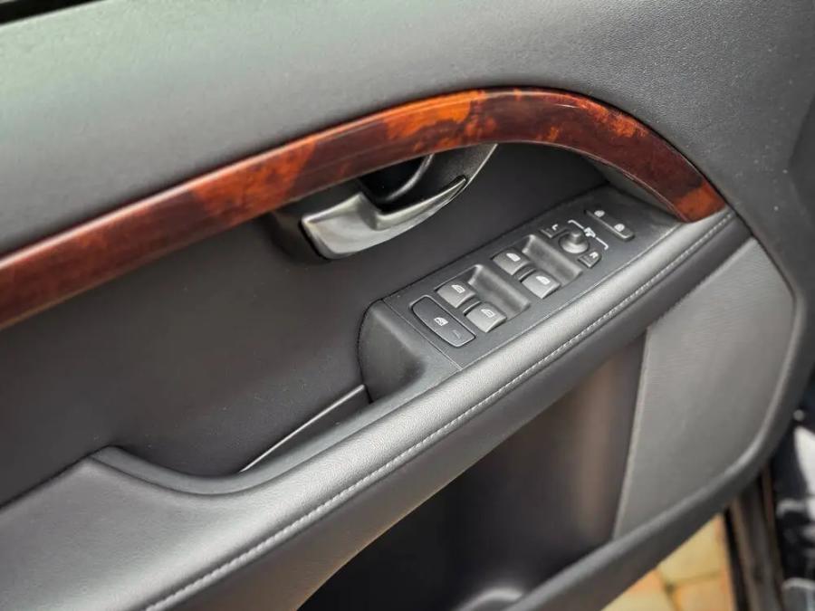 Black Volvo V70 2012 in Riga, with an engine capacity of 2.40 L and mileage of 247 thousand km for 3700 €, photo 17 on AUTOMOTO.COM.LV