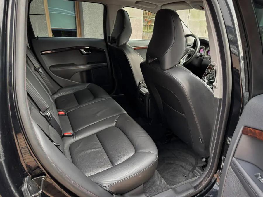 Black Volvo V70 2012 in Riga, with an engine capacity of 2.40 L and mileage of 247 thousand km for 3700 €, photo 19 on AUTOMOTO.COM.LV