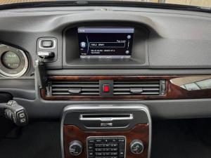 Black Volvo V70 2012 in Riga, with an engine capacity of 2.40 L and mileage of 247 thousand km for 3700 €, photo 25 on AUTOMOTO.COM.LV