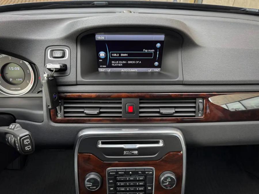 Black Volvo V70 2012 in Riga, with an engine capacity of 2.40 L and mileage of 247 thousand km for 3700 €, photo 25 on AUTOMOTO.COM.LV