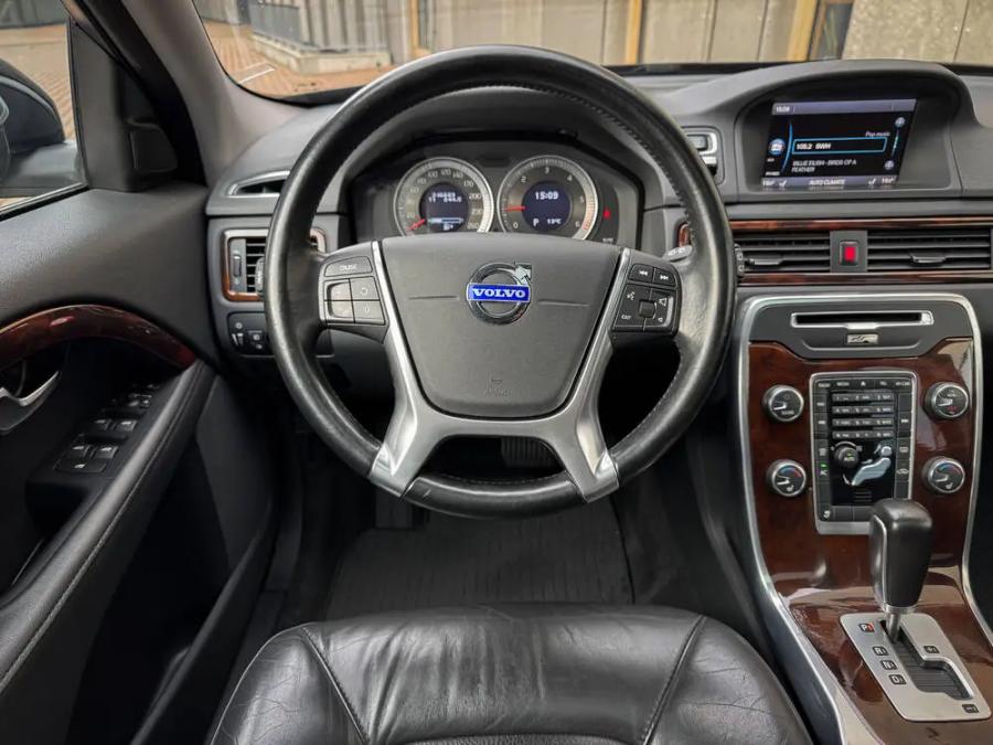 Black Volvo V70 2012 in Riga, with an engine capacity of 2.40 L and mileage of 247 thousand km for 3700 €, photo 26 on AUTOMOTO.COM.LV