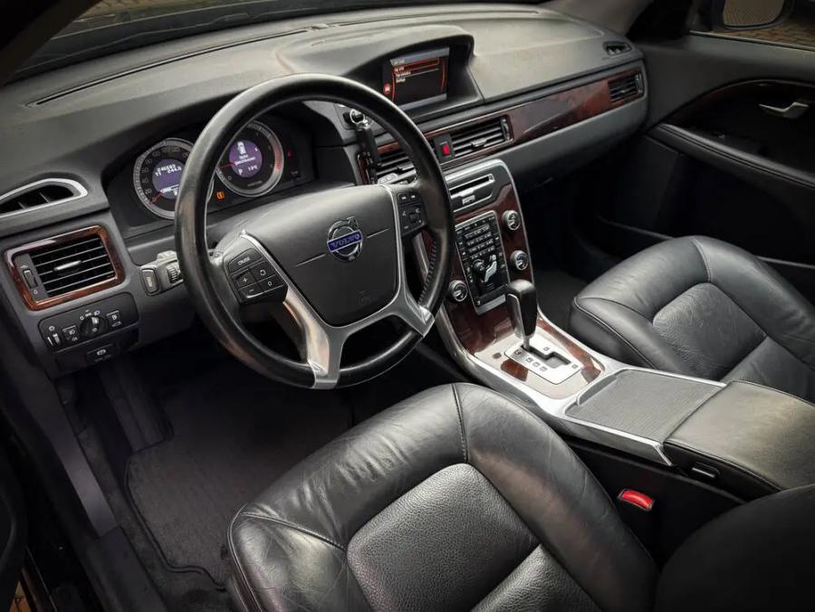 Black Volvo V70 2012 in Riga, with an engine capacity of 2.40 L and mileage of 247 thousand km for 3700 €, photo 28 on AUTOMOTO.COM.LV