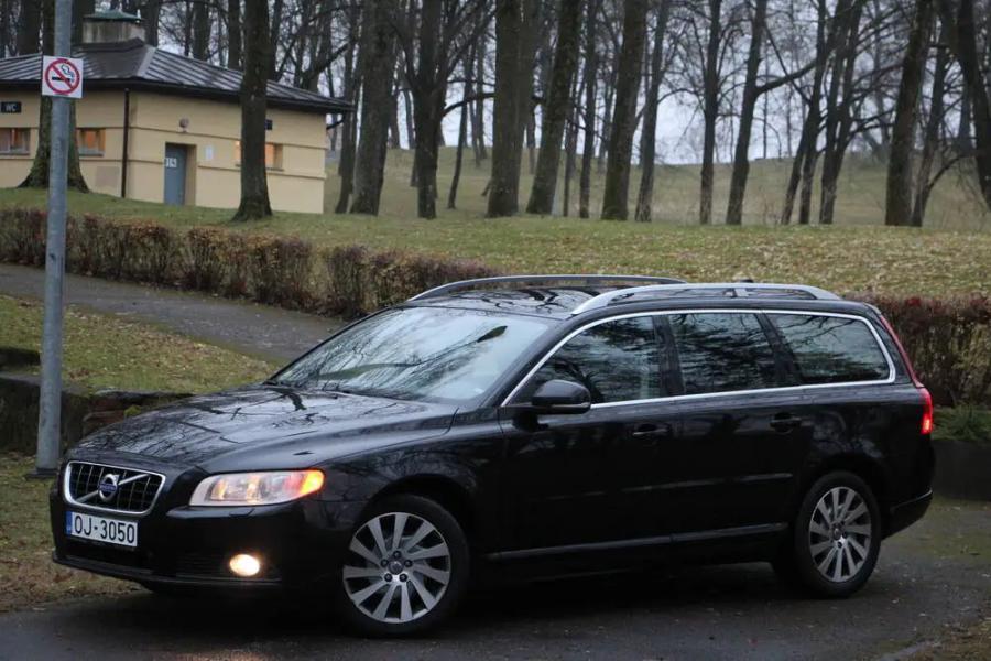 Black Volvo V70 2012 in Marupe, with an engine capacity of 2.00 L and mileage of 340 thousand km for 7150 €, photo 4 on AUTOMOTO.COM.LV