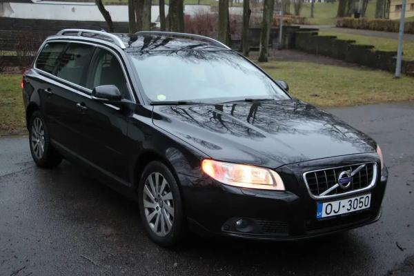 Black Volvo V70 2012 in Marupe, with an engine capacity of 2.00 L and mileage of 340 thousand km for 7150 €, photo 4 on AUTOMOTO.COM.LV