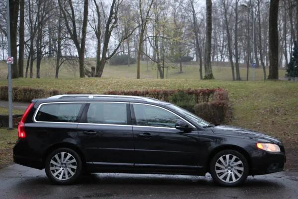 Black Volvo V70 2012 in Marupe, with an engine capacity of 2.00 L and mileage of 340 thousand km for 7150 €, photo 6 on AUTOMOTO.COM.LV