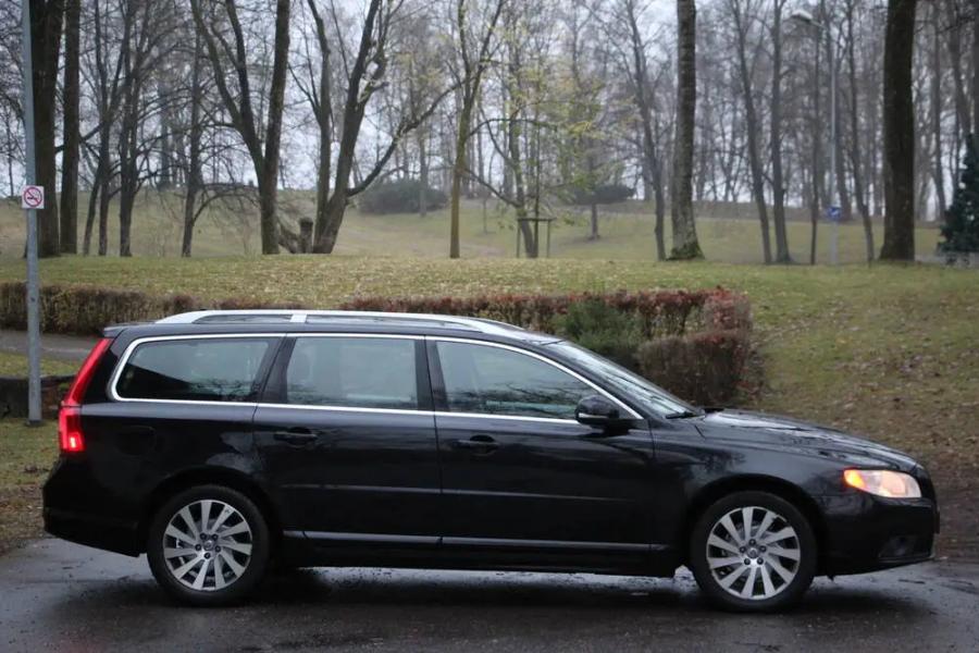 Black Volvo V70 2012 in Marupe, with an engine capacity of 2.00 L and mileage of 340 thousand km for 7150 €, photo 7 on AUTOMOTO.COM.LV