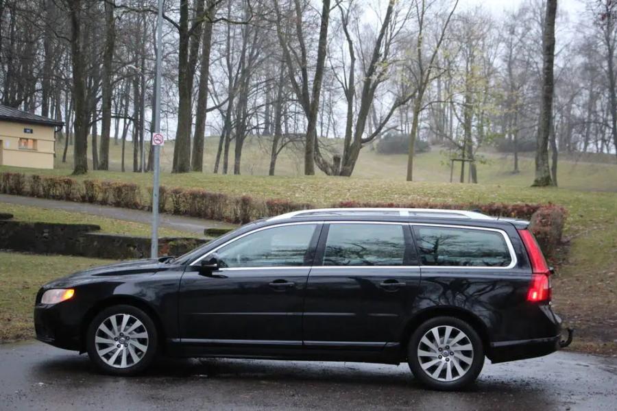 Black Volvo V70 2012 in Marupe, with an engine capacity of 2.00 L and mileage of 340 thousand km for 7150 €, photo 8 on AUTOMOTO.COM.LV