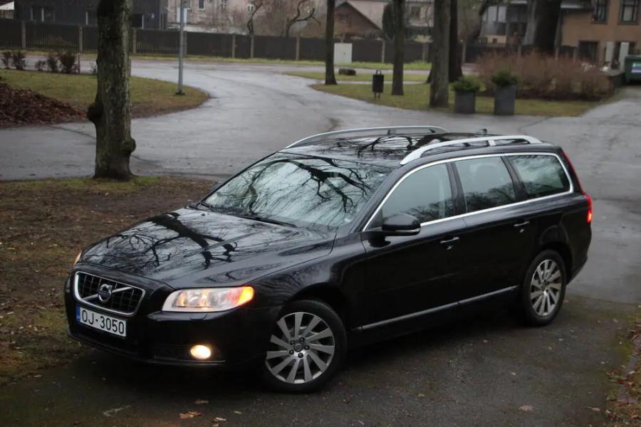 Black Volvo V70 2012 in Marupe, with an engine capacity of 2.00 L and mileage of 340 thousand km for 7150 €, photo 9 on AUTOMOTO.COM.LV
