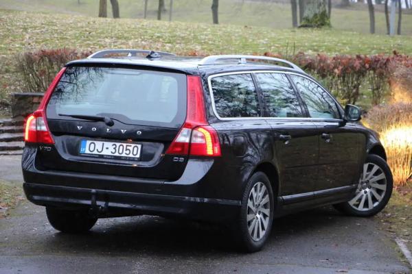 Black Volvo V70 2012 in Marupe, with an engine capacity of 2.00 L and mileage of 340 thousand km for 7150 €, photo 9 on AUTOMOTO.COM.LV