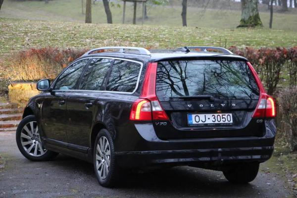 Black Volvo V70 2012 in Marupe, with an engine capacity of 2.00 L and mileage of 340 thousand km for 7150 €, photo 10 on AUTOMOTO.COM.LV