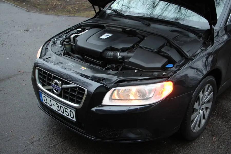 Black Volvo V70 2012 in Marupe, with an engine capacity of 2.00 L and mileage of 340 thousand km for 7150 €, photo 12 on AUTOMOTO.COM.LV