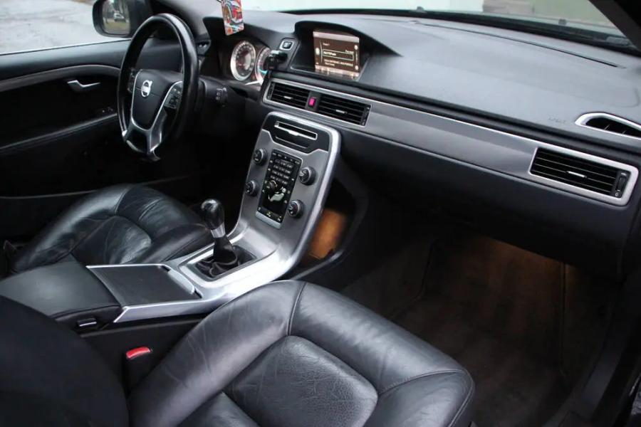 Black Volvo V70 2012 in Marupe, with an engine capacity of 2.00 L and mileage of 340 thousand km for 7150 €, photo 16 on AUTOMOTO.COM.LV