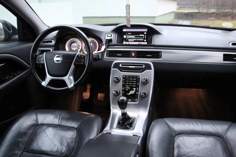 Black Volvo V70 2012 in Marupe, with an engine capacity of 2.00 L and mileage of 340 thousand km for 7150 €, photo 18 on AUTOMOTO.COM.LV