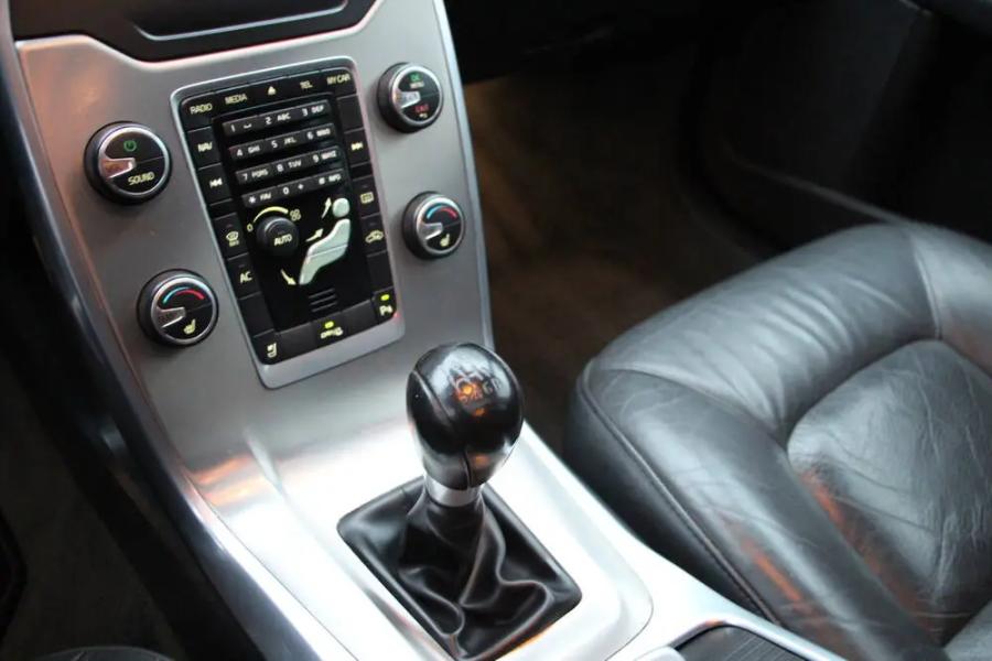 Black Volvo V70 2012 in Marupe, with an engine capacity of 2.00 L and mileage of 340 thousand km for 7150 €, photo 19 on AUTOMOTO.COM.LV