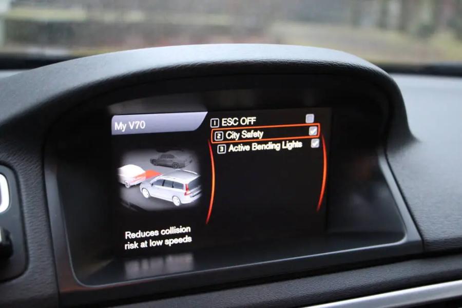 Black Volvo V70 2012 in Marupe, with an engine capacity of 2.00 L and mileage of 340 thousand km for 7150 €, photo 23 on AUTOMOTO.COM.LV