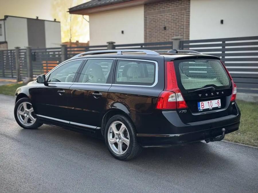 Black Volvo V70 2012 in Jelgava, with an engine capacity of 2.00 L and mileage of 364 thousand km for 6950 €, photo 3 on AUTOMOTO.COM.LV