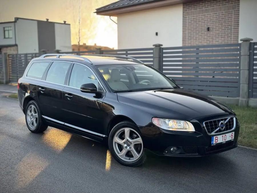 Black Volvo V70 2012 in Jelgava, with an engine capacity of 2.00 L and mileage of 364 thousand km for 6950 €, photo 5 on AUTOMOTO.COM.LV