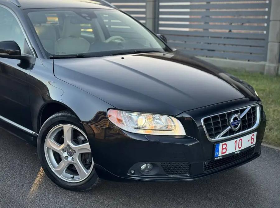 Black Volvo V70 2012 in Jelgava, with an engine capacity of 2.00 L and mileage of 364 thousand km for 6950 €, photo 6 on AUTOMOTO.COM.LV