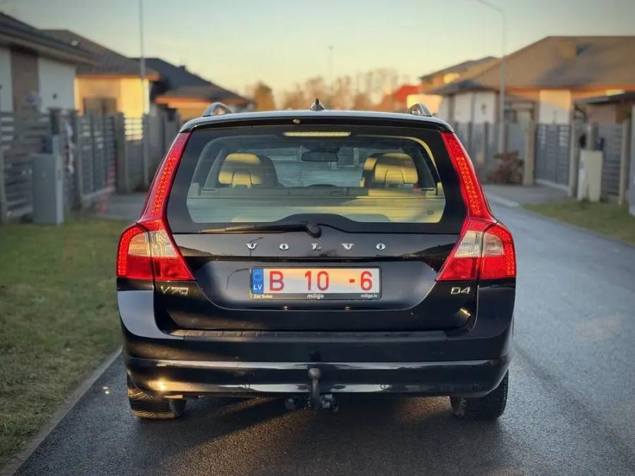 Black Volvo V70 2012 in Jelgava, with an engine capacity of 2.00 L and mileage of 364 thousand km for 6950 €, photo 8 on AUTOMOTO.COM.LV