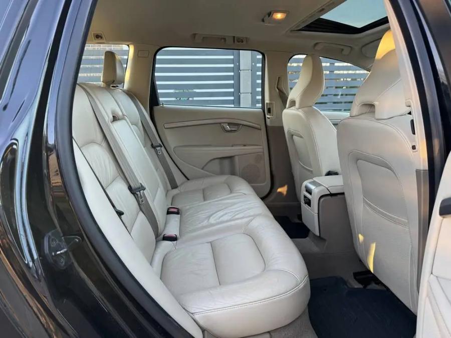 Black Volvo V70 2012 in Jelgava, with an engine capacity of 2.00 L and mileage of 364 thousand km for 6950 €, photo 11 on AUTOMOTO.COM.LV