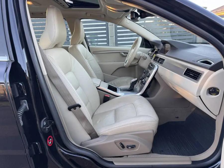 Black Volvo V70 2012 in Jelgava, with an engine capacity of 2.00 L and mileage of 364 thousand km for 6950 €, photo 12 on AUTOMOTO.COM.LV