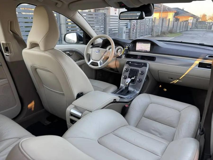 Black Volvo V70 2012 in Jelgava, with an engine capacity of 2.00 L and mileage of 364 thousand km for 6950 €, photo 13 on AUTOMOTO.COM.LV