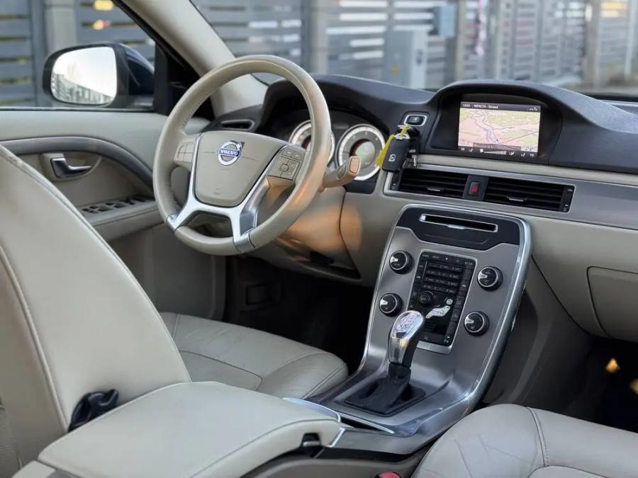 Black Volvo V70 2012 in Jelgava, with an engine capacity of 2.00 L and mileage of 364 thousand km for 6950 €, photo 14 on AUTOMOTO.COM.LV
