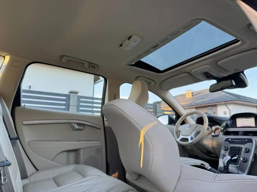 Black Volvo V70 2012 in Jelgava, with an engine capacity of 2.00 L and mileage of 364 thousand km for 6950 €, photo 15 on AUTOMOTO.COM.LV