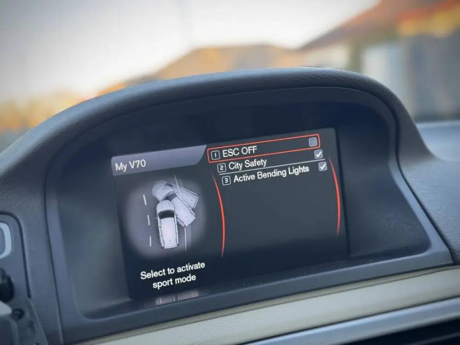 Black Volvo V70 2012 in Jelgava, with an engine capacity of 2.00 L and mileage of 364 thousand km for 6950 €, photo 18 on AUTOMOTO.COM.LV