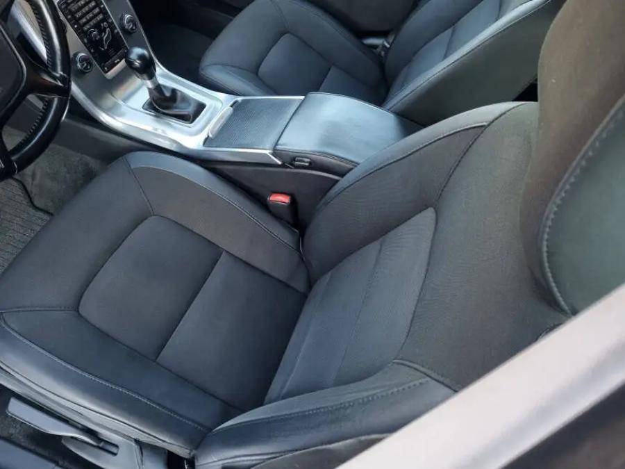 Melns Volvo V70 2012 Jēkabpils, ar dzinēja tilpumu 2.00 L un nobraukumu 288 tūkst. km par 7450 €, foto 18 vietnē AUTOMOTO.COM.LV