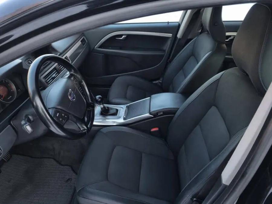 Melns Volvo V70 2012 Jēkabpils, ar dzinēja tilpumu 2.00 L un nobraukumu 288 tūkst. km par 7450 €, foto 19 vietnē AUTOMOTO.COM.LV