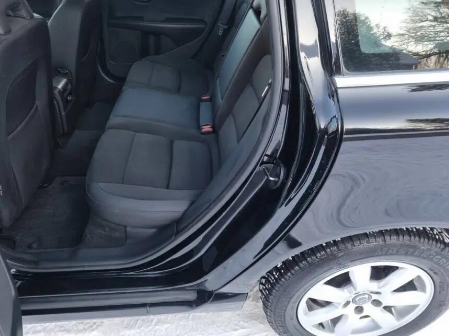 Melns Volvo V70 2012 Jēkabpils, ar dzinēja tilpumu 2.00 L un nobraukumu 288 tūkst. km par 7450 €, foto 20 vietnē AUTOMOTO.COM.LV
