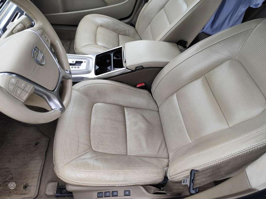 Black Volvo V70 2012 in Kaunas, with an engine capacity of 2.40 L and mileage of 280 thousand km for 6999 €, photo 10 on AUTOMOTO.COM.LV