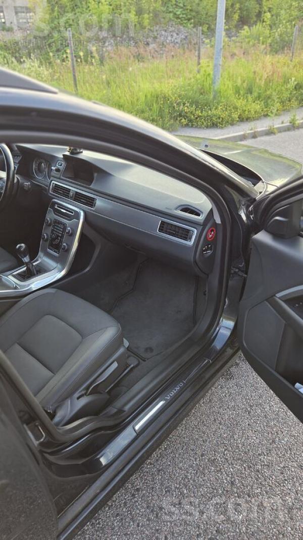 Melns Volvo V70 2012 Daugavpils, ar dzinēja tilpumu 2.00 L un nobraukumu 285 tūkst. km par 4500 €, foto 9 vietnē AUTOMOTO.COM.LV
