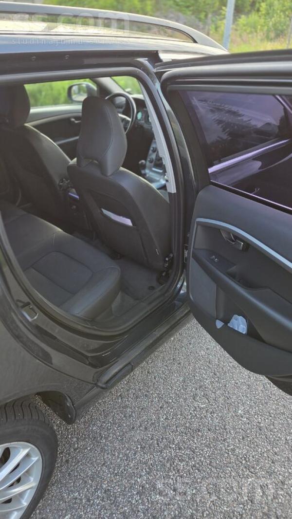 Melns Volvo V70 2012 Daugavpils, ar dzinēja tilpumu 2.00 L un nobraukumu 285 tūkst. km par 4500 €, foto 10 vietnē AUTOMOTO.COM.LV