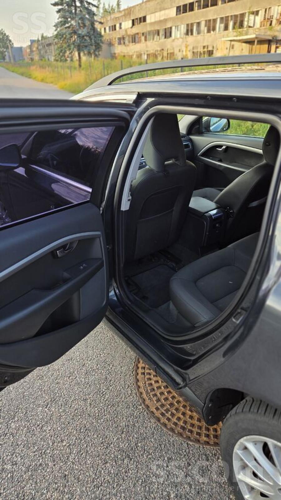 Melns Volvo V70 2012 Daugavpils, ar dzinēja tilpumu 2.00 L un nobraukumu 285 tūkst. km par 4500 €, foto 12 vietnē AUTOMOTO.COM.LV