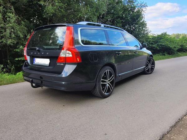 Black Volvo V70 2012 in Panevezys, with an engine capacity of 2.50 L and mileage of 335 thousand km for 7200 €, photo 8 on AUTOMOTO.COM.LV