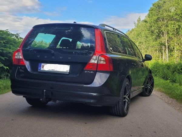 Black Volvo V70 2012 in Panevezys, with an engine capacity of 2.50 L and mileage of 335 thousand km for 7200 €, photo 10 on AUTOMOTO.COM.LV