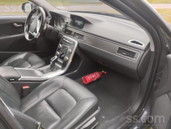 Black Volvo V70 2012 in Talsi, with an engine capacity of 2.00 L and mileage of 351 thousand km for 8300 €, photo 7 on AUTOMOTO.COM.LV