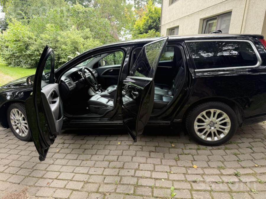 Black Volvo V70 2012 in Riga, with an engine capacity of 2.00 L and mileage of 341 thousand km for 4450 €, photo 4 on AUTOMOTO.COM.LV
