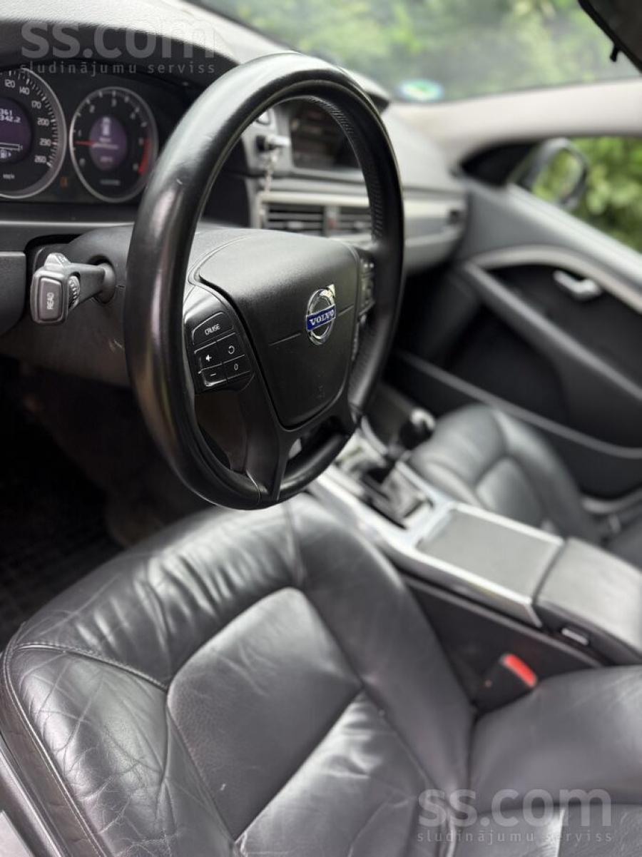 Black Volvo V70 2012 in Riga, with an engine capacity of 2.00 L and mileage of 341 thousand km for 4450 €, photo 13 on AUTOMOTO.COM.LV