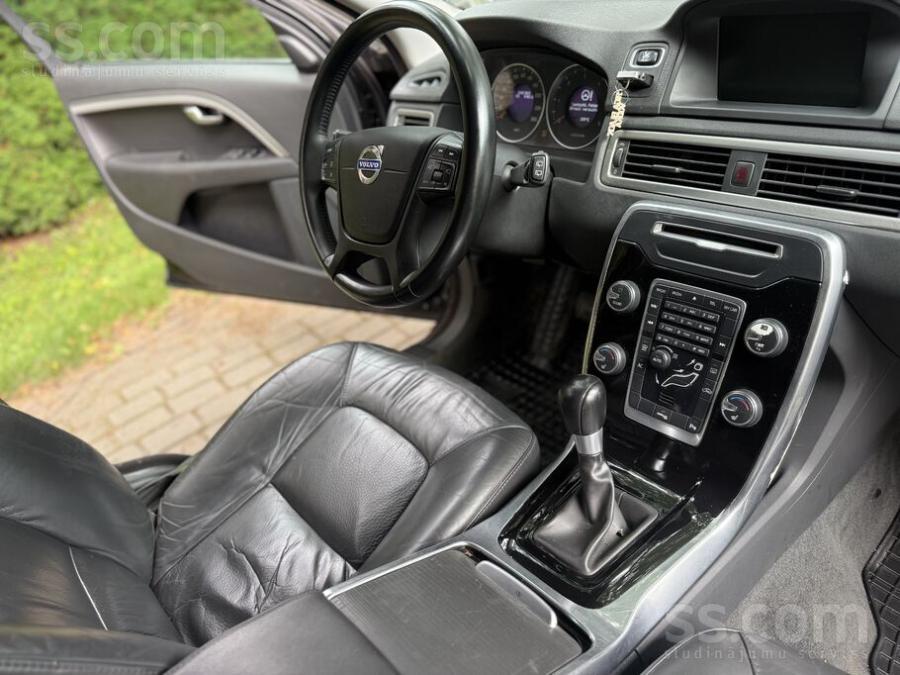 Black Volvo V70 2012 in Riga, with an engine capacity of 2.00 L and mileage of 341 thousand km for 4450 €, photo 15 on AUTOMOTO.COM.LV