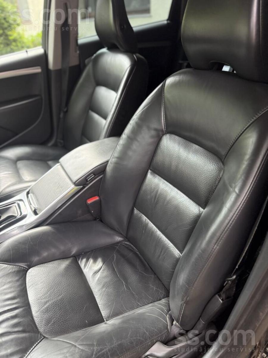 Black Volvo V70 2012 in Riga, with an engine capacity of 2.00 L and mileage of 341 thousand km for 4450 €, photo 21 on AUTOMOTO.COM.LV