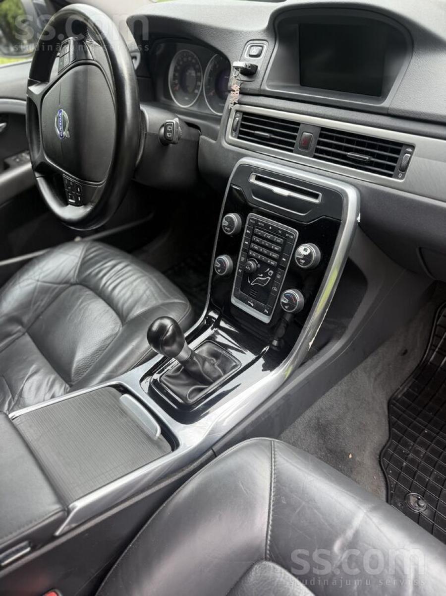 Black Volvo V70 2012 in Riga, with an engine capacity of 2.00 L and mileage of 341 thousand km for 4450 €, photo 22 on AUTOMOTO.COM.LV