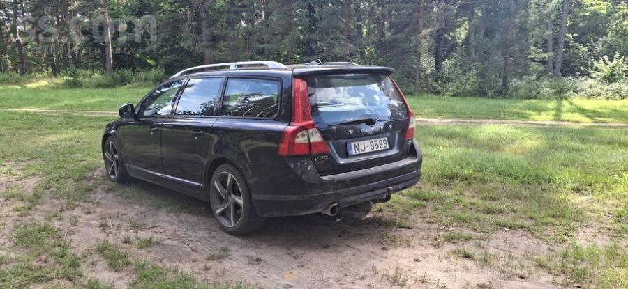 Black Volvo V70 2012 in Talsi, with an engine capacity of 2.00 L and mileage of 448 thousand km for 5300 €, photo 5 on AUTOMOTO.COM.LV