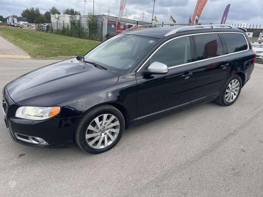Black Volvo V70 2012 in Kaunas, with an engine capacity of 1.98 L and mileage of 287 thousand km for 5650 €, photo 3 on AUTOMOTO.COM.LV