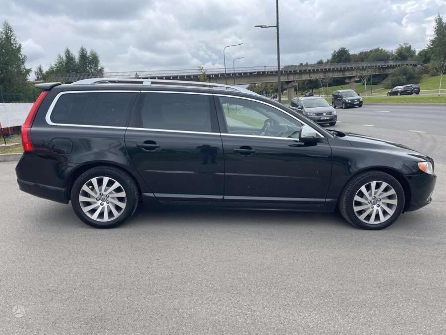 Black Volvo V70 2012 in Kaunas, with an engine capacity of 1.98 L and mileage of 287 thousand km for 5650 €, photo 8 on AUTOMOTO.COM.LV