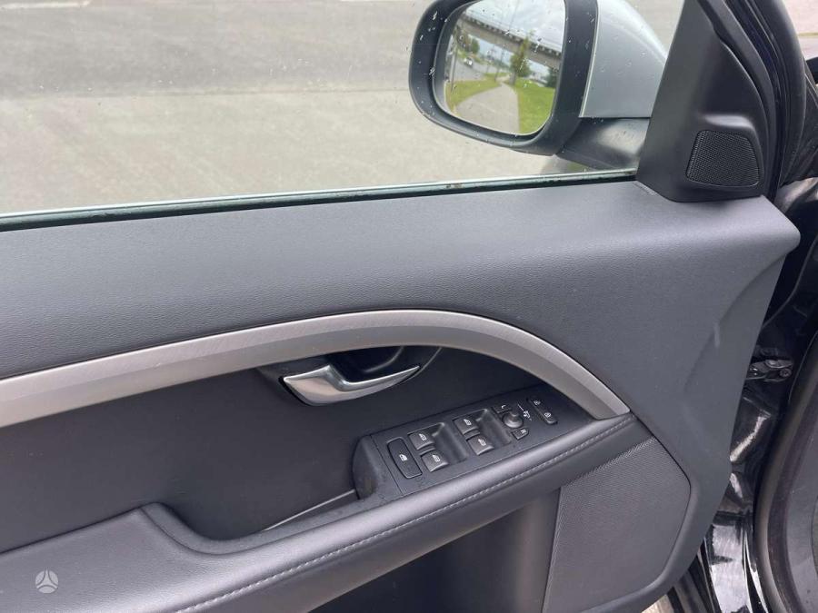 Black Volvo V70 2012 in Kaunas, with an engine capacity of 1.98 L and mileage of 287 thousand km for 5650 €, photo 17 on AUTOMOTO.COM.LV