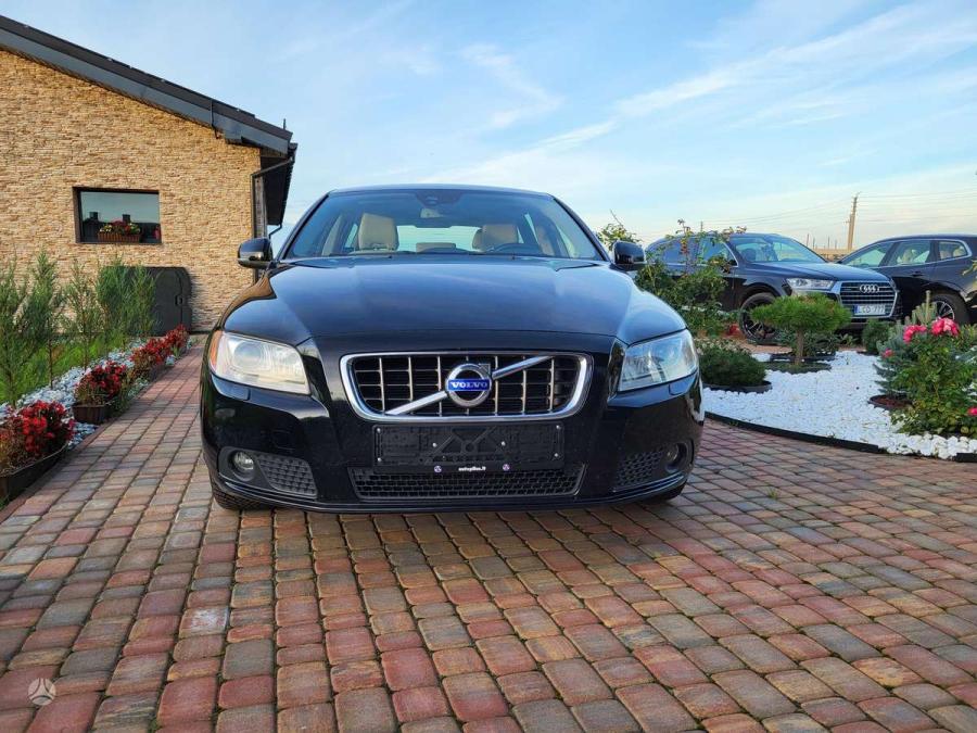 Black Volvo V70 2012 in Vilnius, with an engine capacity of 2.00 L and mileage of 292 thousand km for 5499 €, photo 3 on AUTOMOTO.COM.LV