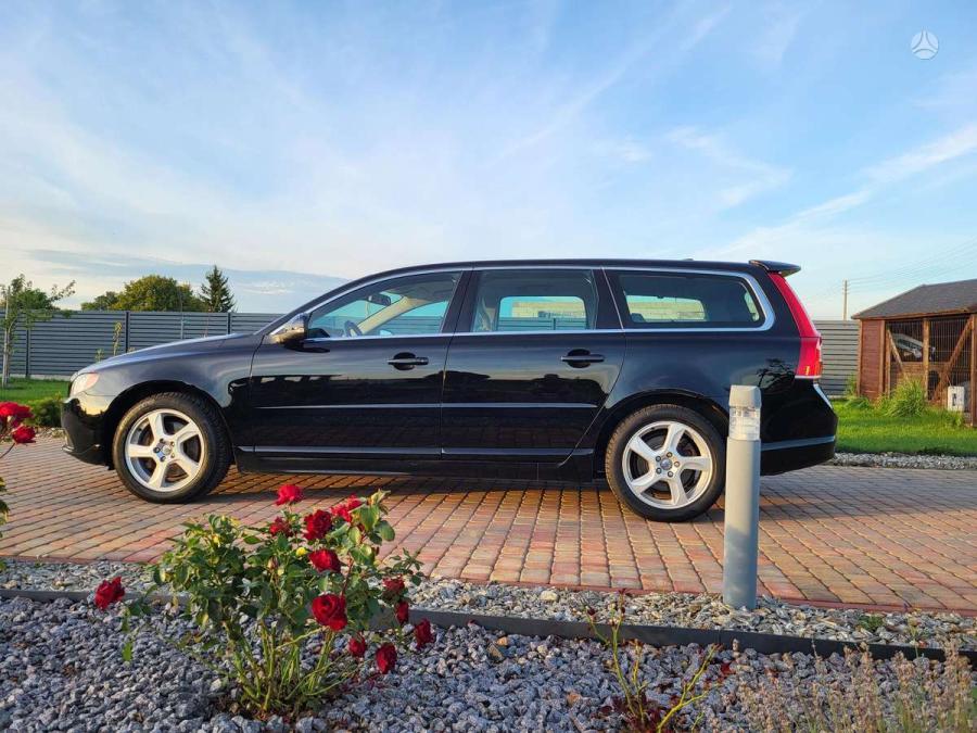 Black Volvo V70 2012 in Vilnius, with an engine capacity of 2.00 L and mileage of 292 thousand km for 5499 €, photo 10 on AUTOMOTO.COM.LV